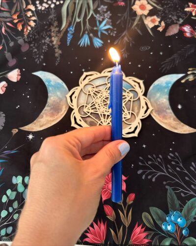 El significado espiritual de las velas azules: Serenidad y magia