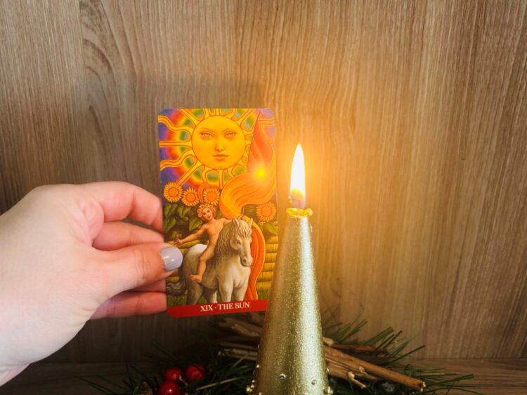 9 Ways to Use Gold Candles in Witchcraft (DIY With Pictures)